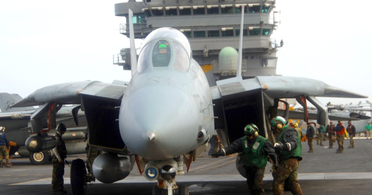 U.S. Tomcat fighter makes last carrier flight