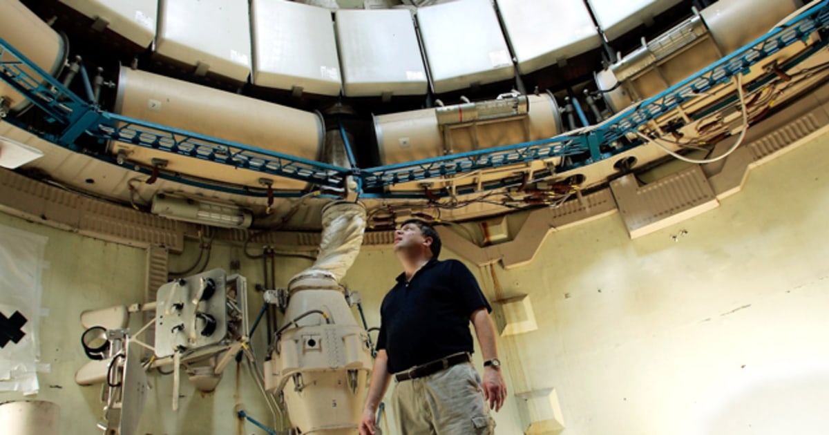 Volunteers fix up decaying Skylab mock-up