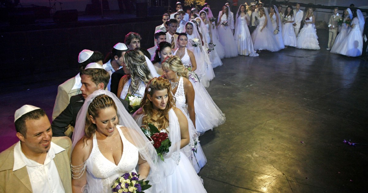 Peace, not war: 50 Israeli couples tie knot