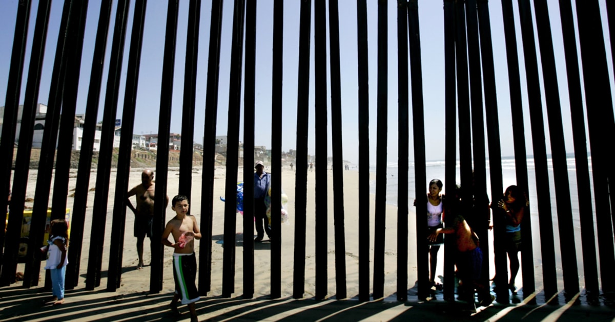 Bush signs bill paying for new U.S. border fence