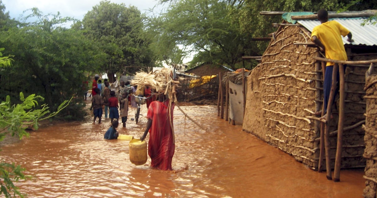 Floods kill hundreds, force thousands out