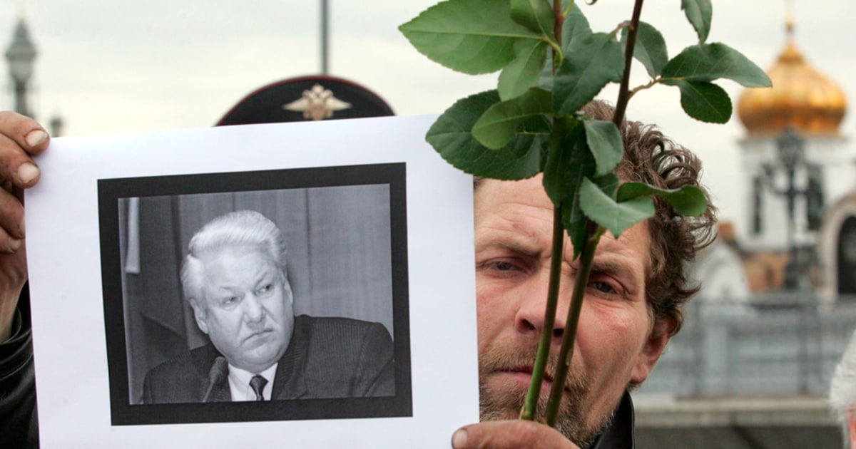 Russians pay respects to Yeltsin