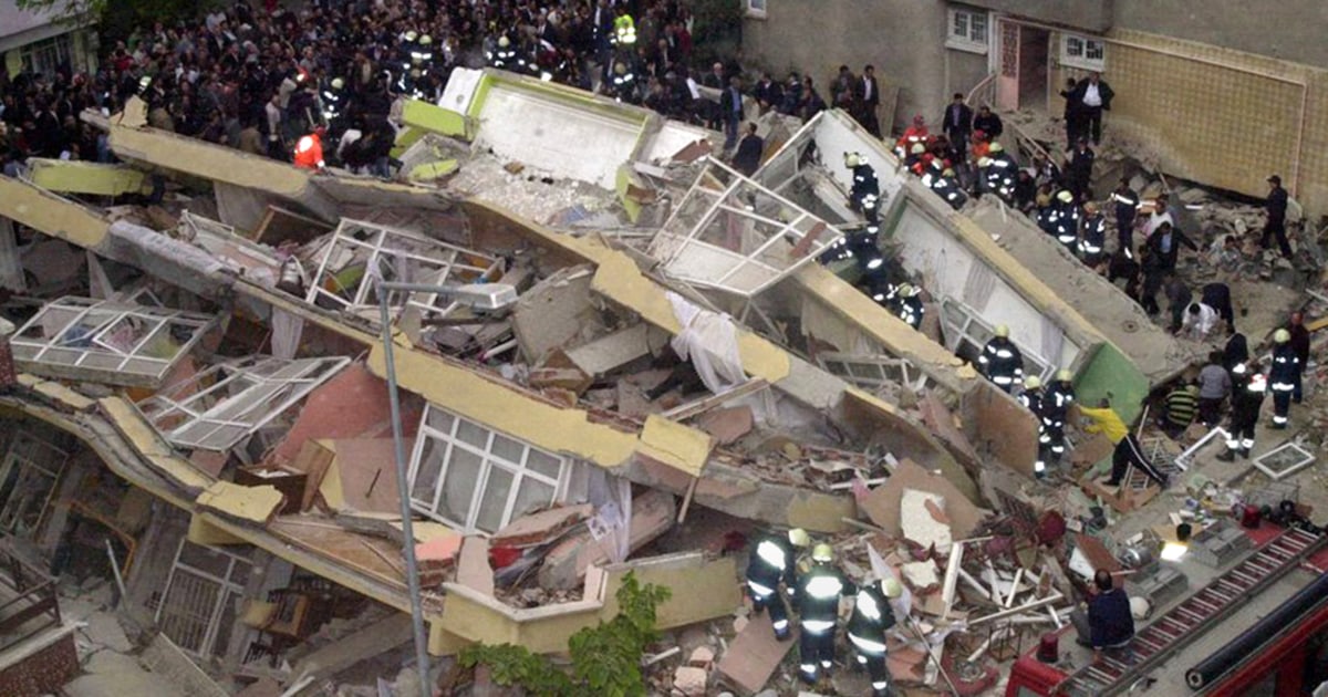 Frantic search after Turkish building collapses