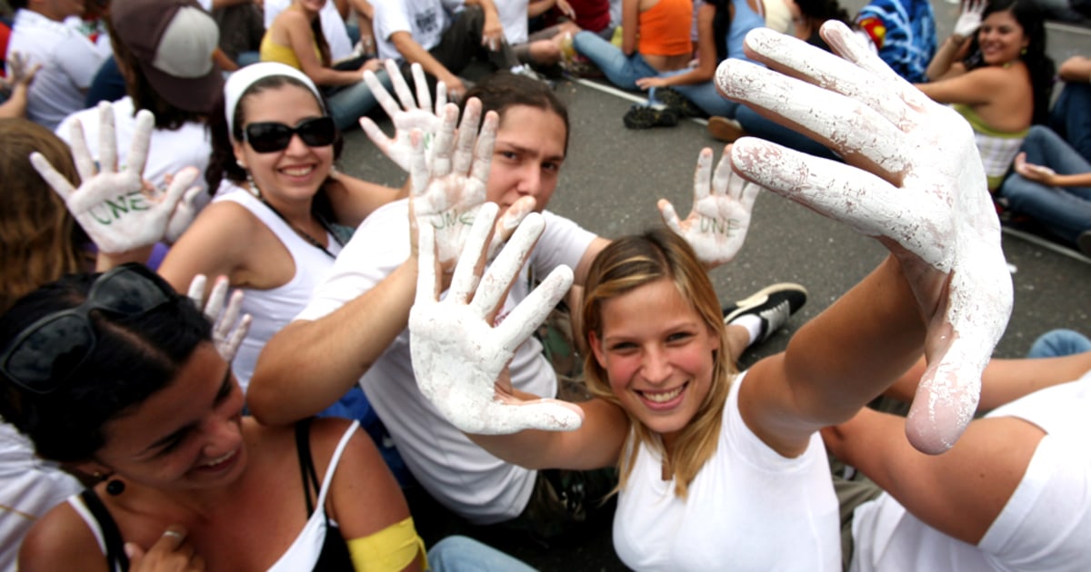 Venezuela students keep pressure on Chavez