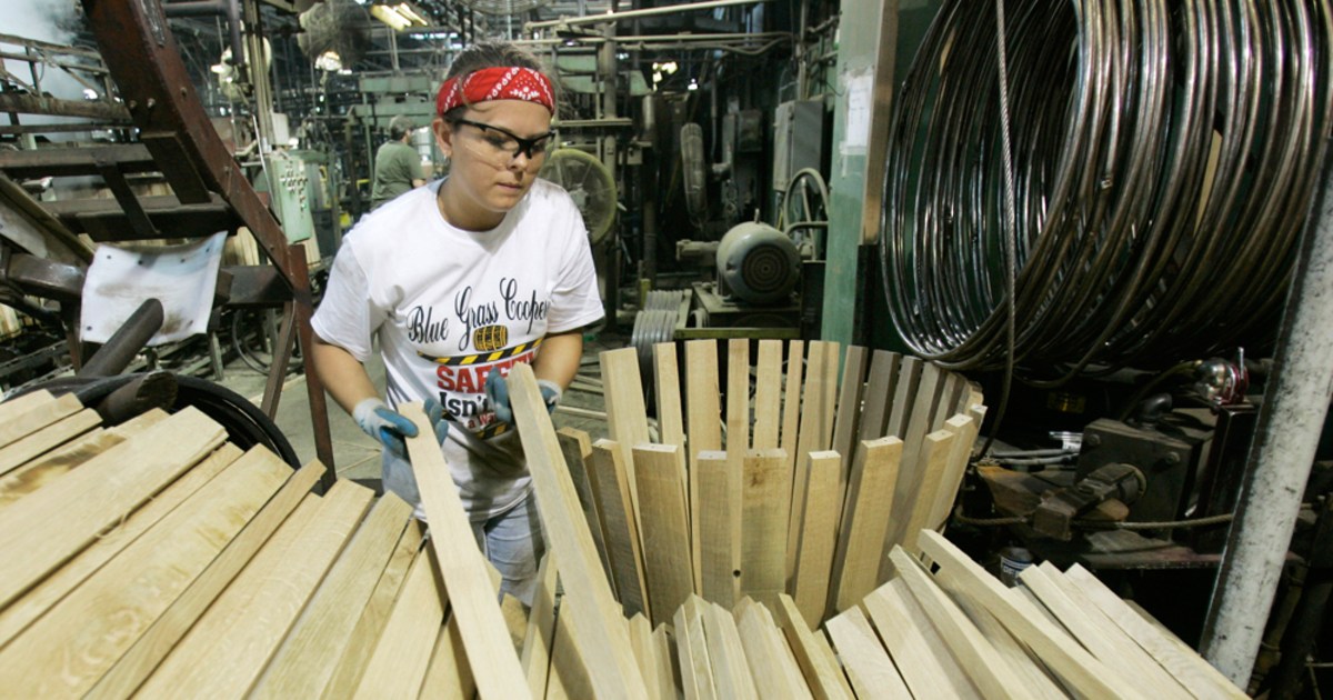Whiskey maker puts craftsmanship into barrels