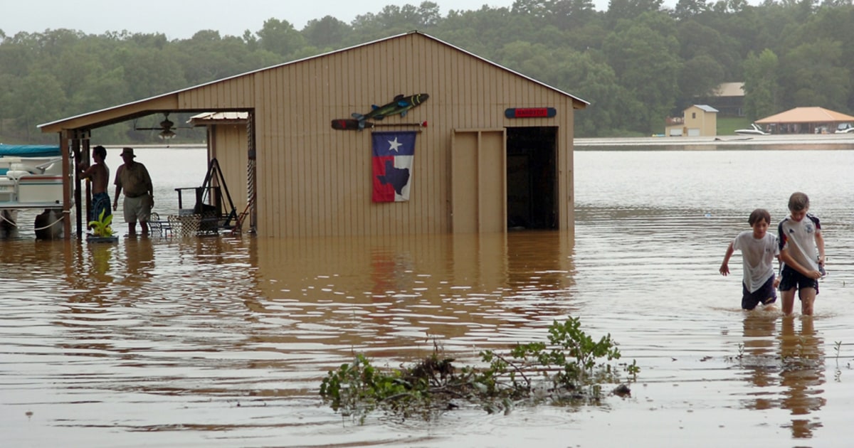 Divers search for missing rafter in Texas floods