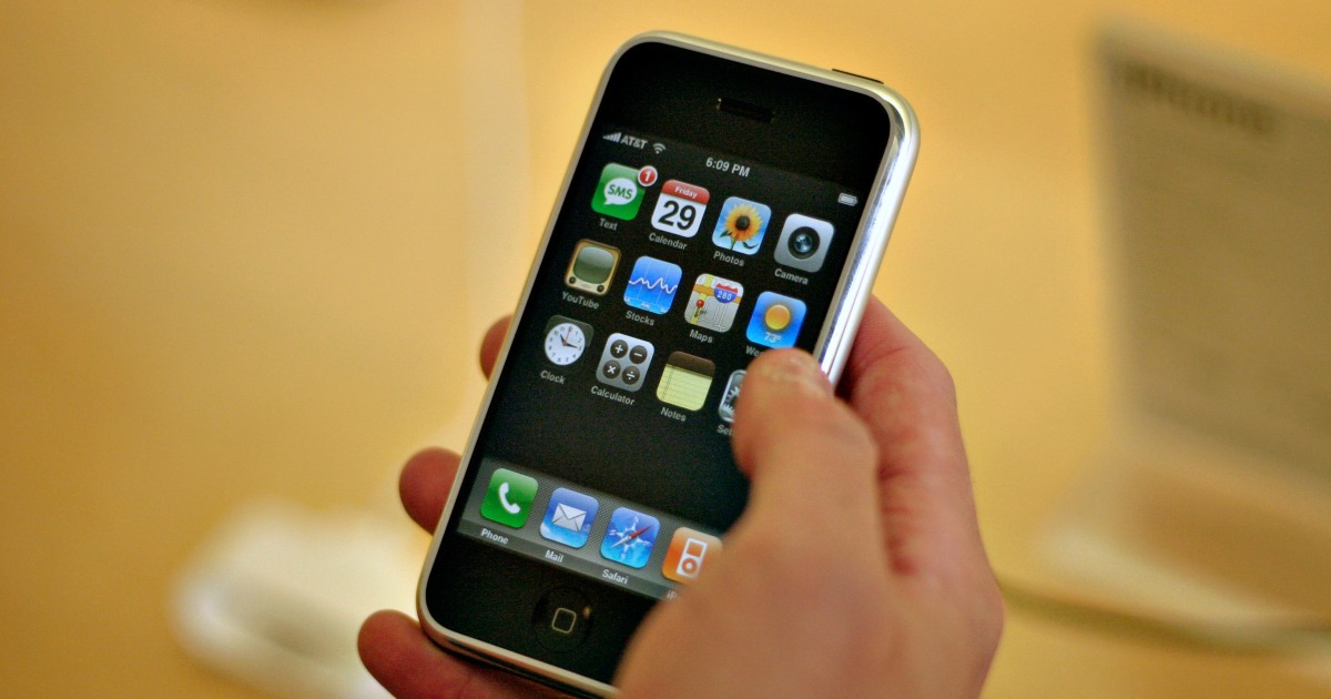 iPhone outsells smartphones in July