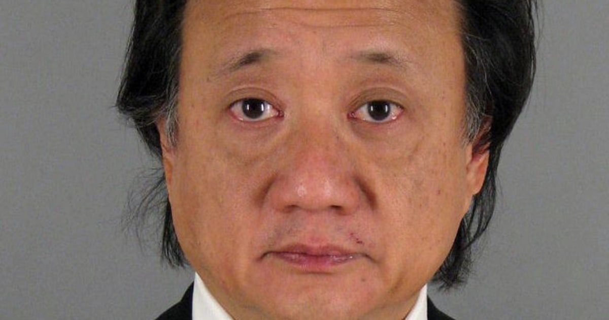Fugitive fundraiser turns himself in