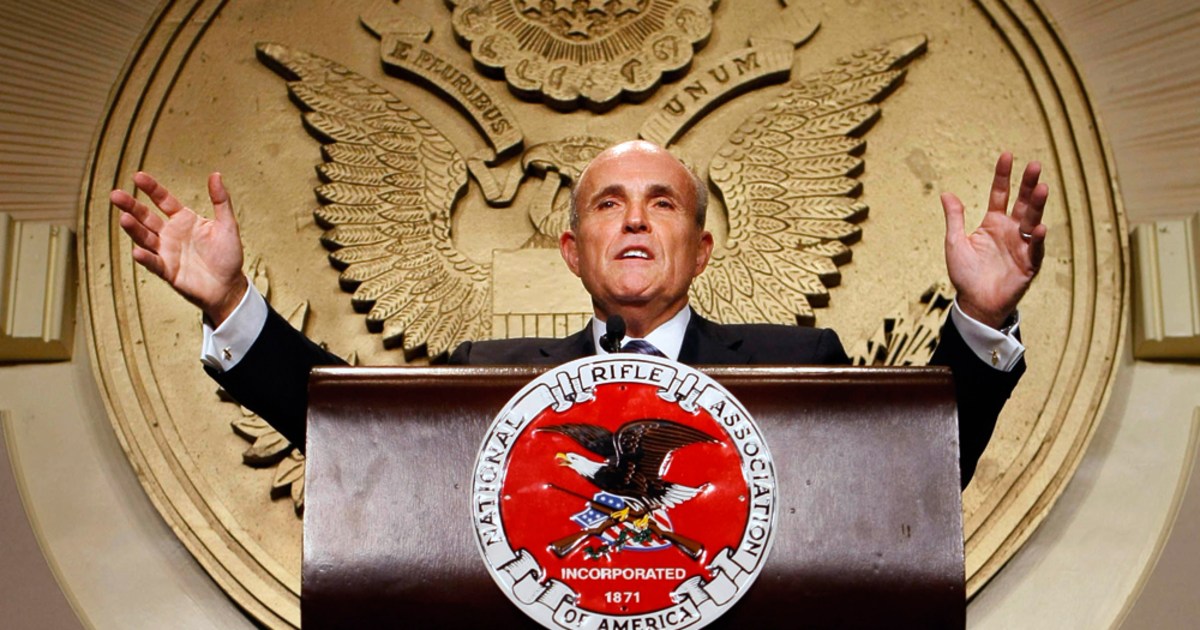 Giuliani faces tough crowd at NRA conference
