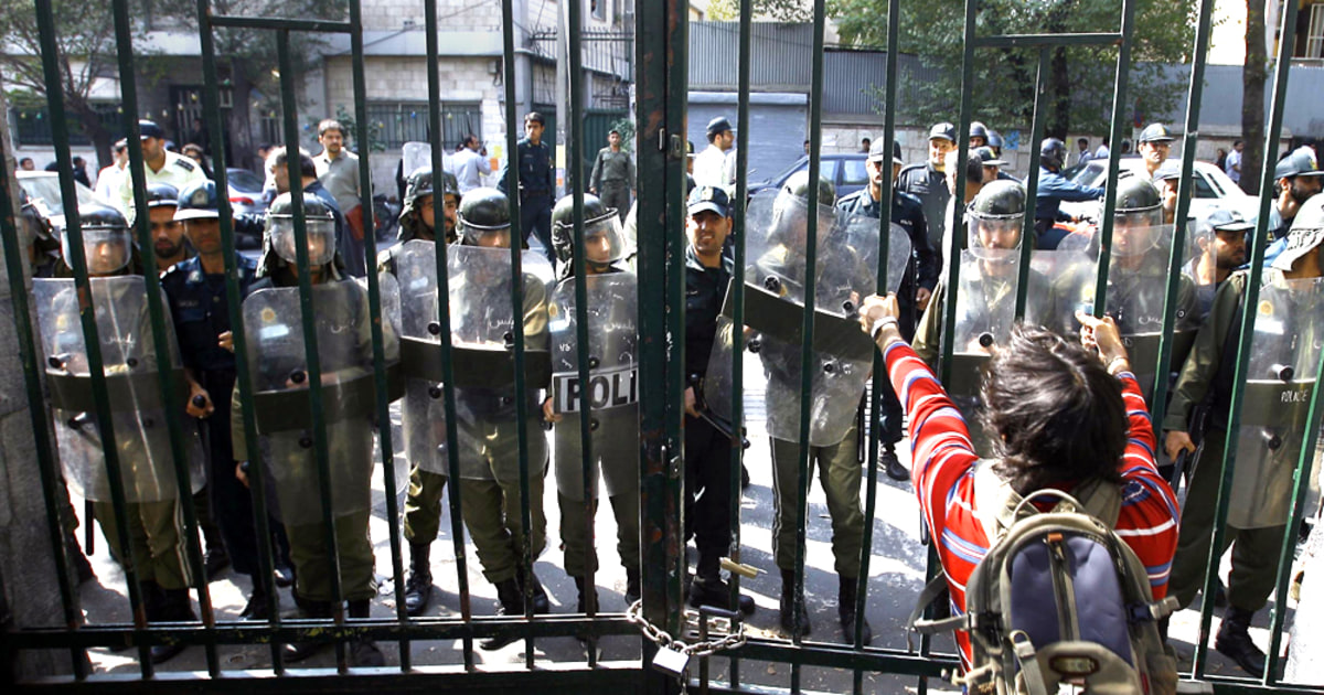 Iranian students protest against Ahmadinejad