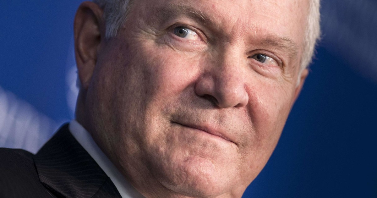 Fmr. Sec. of Defense Gates falls, injures back