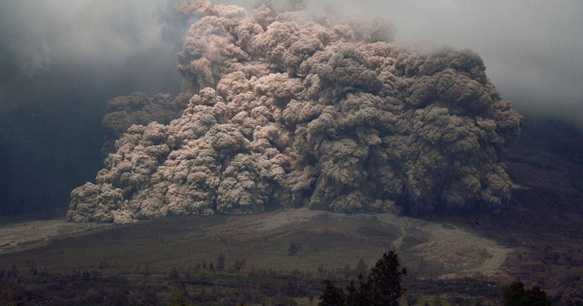 Wall of Ash Envelops Indonesia Volcano
