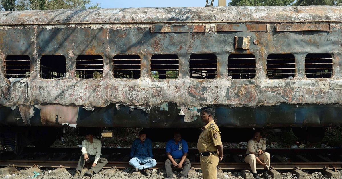 Fire Engulfs Passenger Train in India