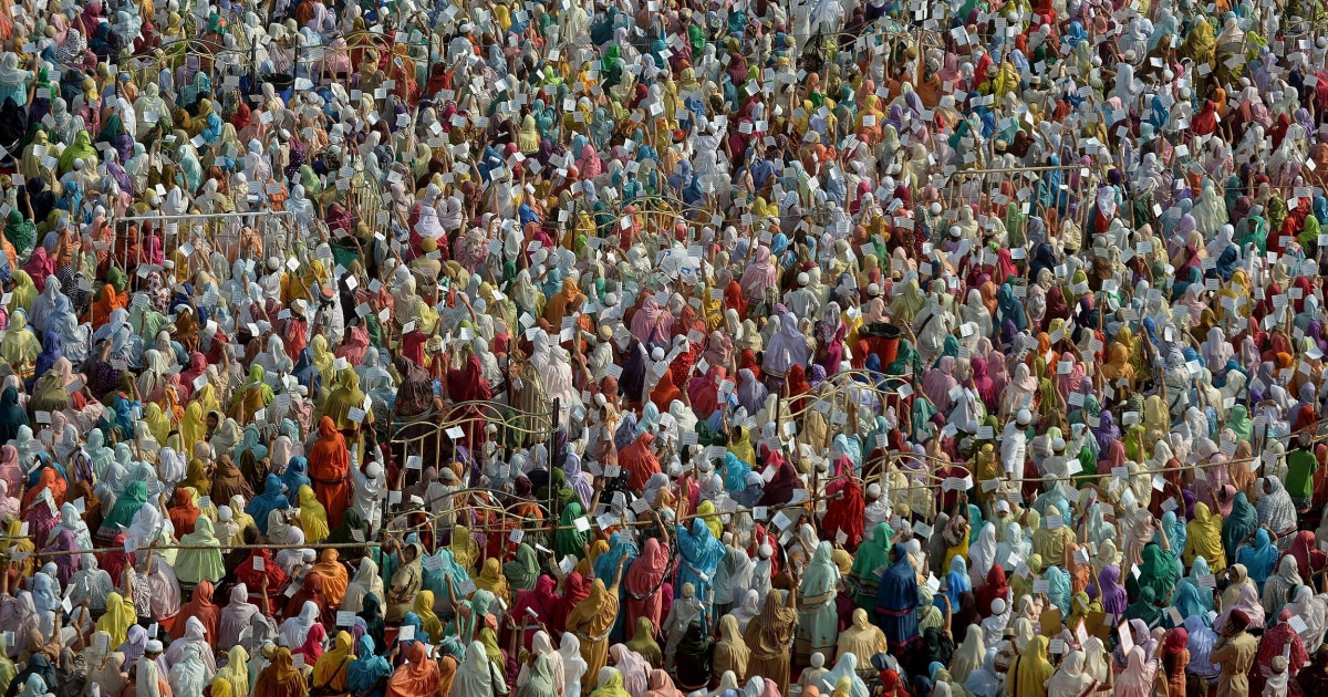 Indian Bohra Muslims Gather to Support Their New Leader