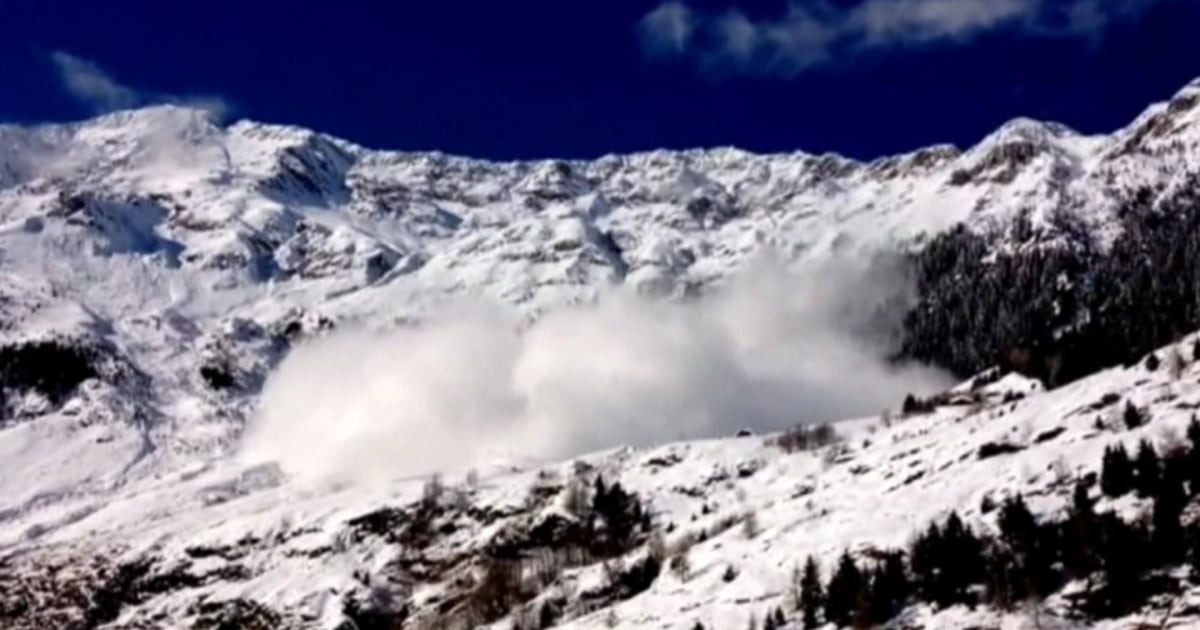 Watch Avalanche Barrel Down Italian Mountain