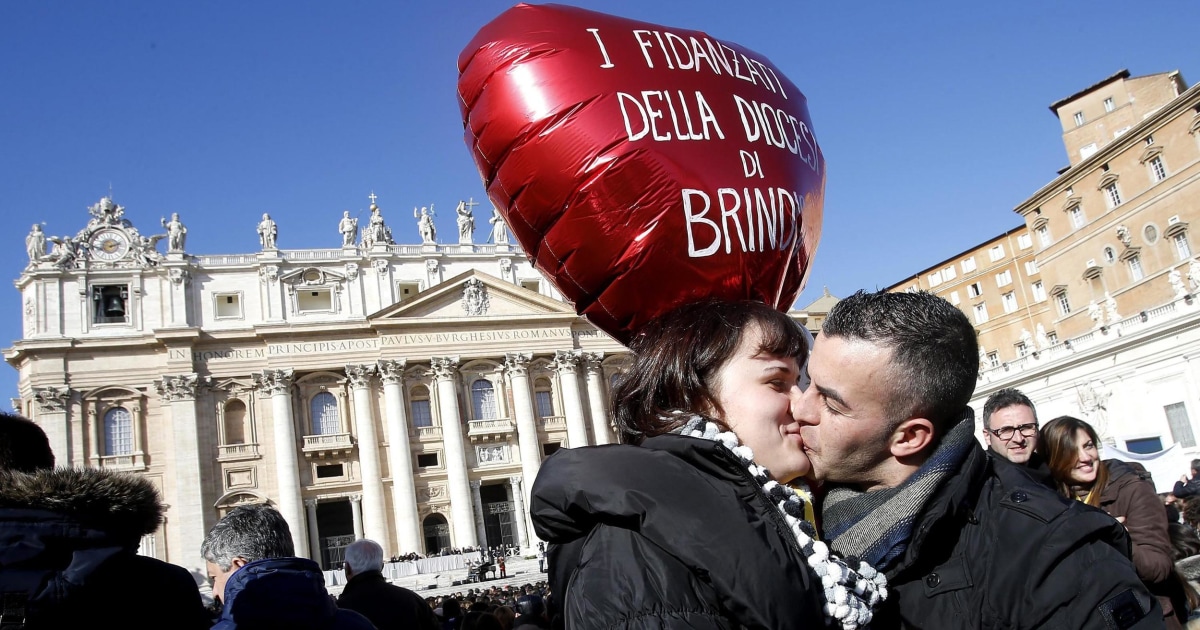 Couples Flock to Vatican to Celebrate Valentine's Day With Pope