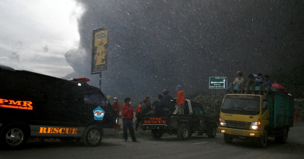 Exploding Volcano Kills Three, Forces Evacuations in Indonesia