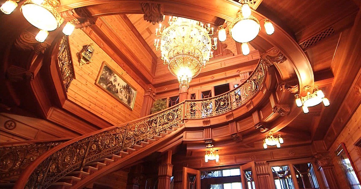 Inside Former Ukraine Leader's Opulent Palace