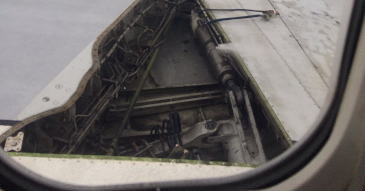 Delta Plane Loses Wing Panel During Flight