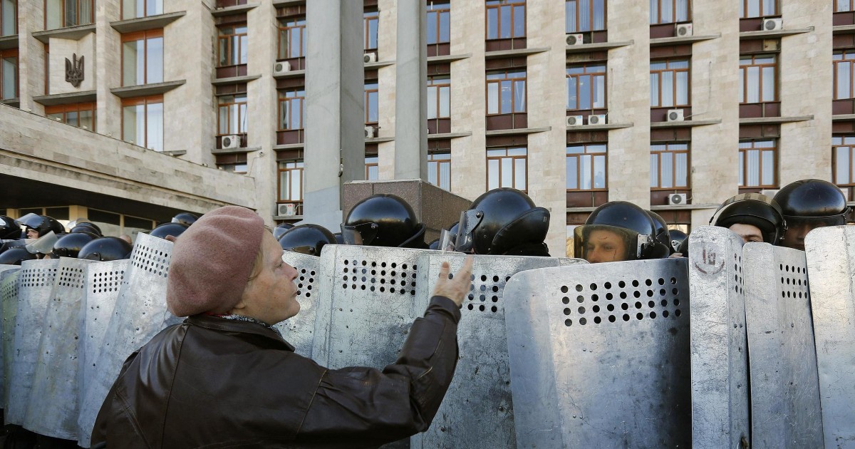 Wall of Police Protects Building From Protesters in Ukraine