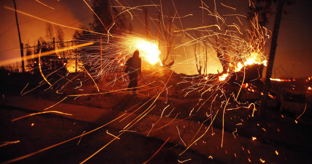Thousands Flee as Deadly Fire Sweeps Into Chile's Valparaiso