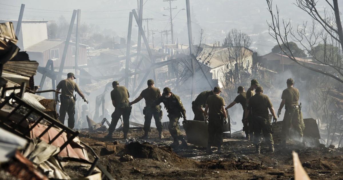 Raw Video: Fire Crews, Residents Battle Chilean Blaze