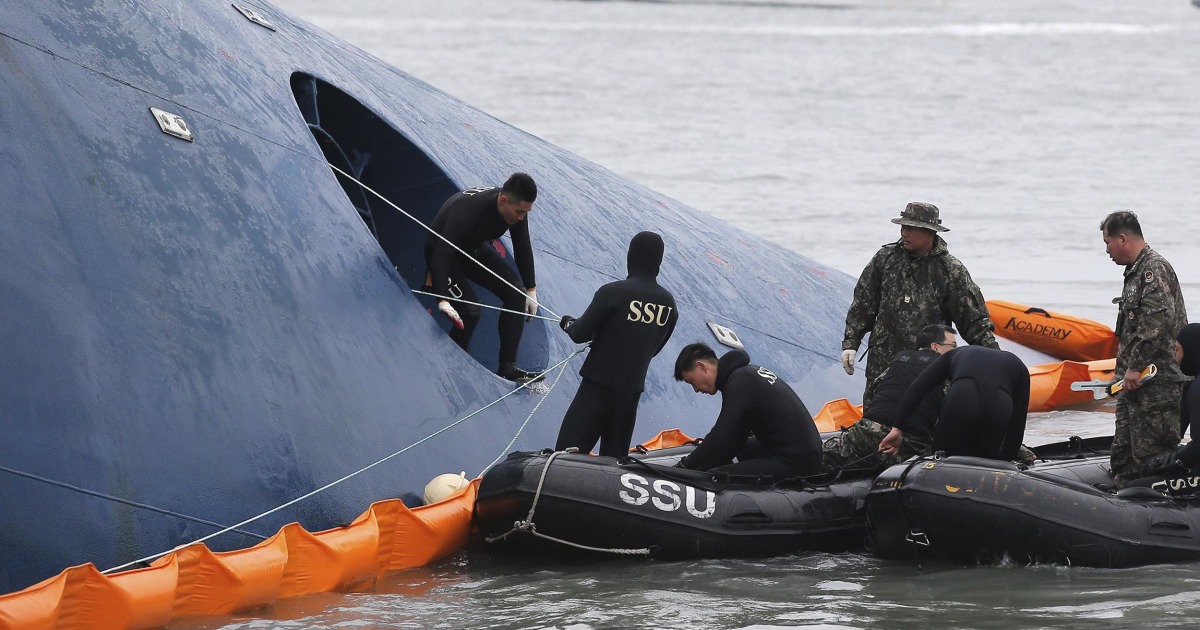 7 Dead as Search for Ferry Survivors Resumes Off South Korea