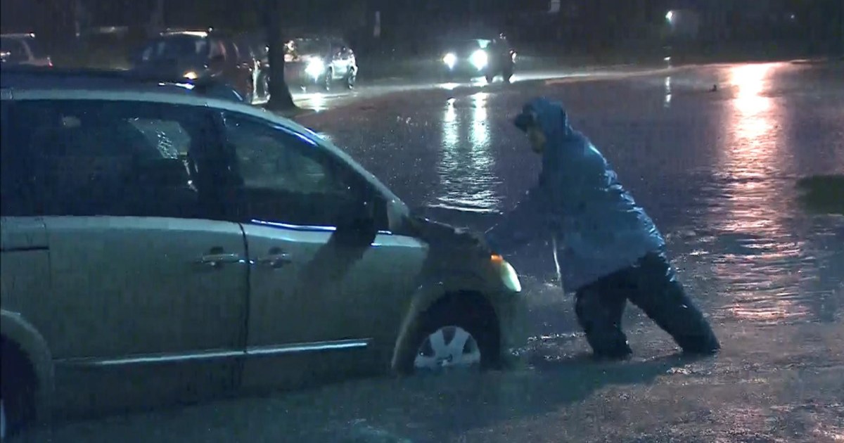 Heavy Rains Cause Mass Flooding and Stalls Cars in Houston