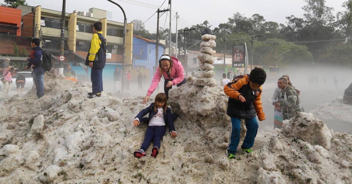 Freak Hail Storm Traps Cars in Brazil