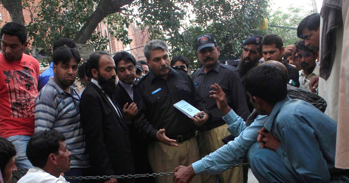 Family Stones Pakistani Woman to Death in 'Honor Killing' Outside Court