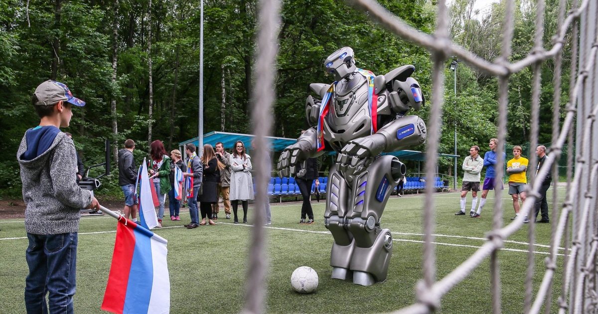 Futbol Fanatic: Robot Roots for Russian National Team