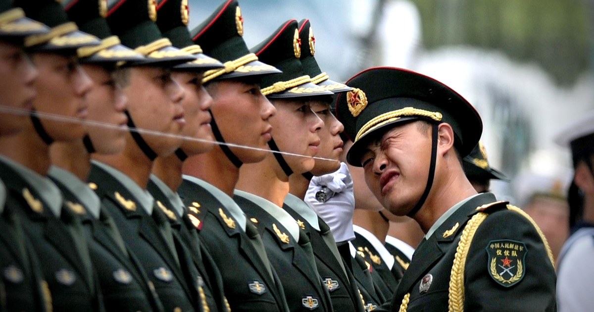Perfectly Straight: Chinese Guards Line Up to Greet Presidents