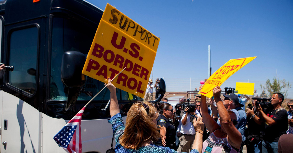 Bus Carrying Migrants Moves On From California Border Post
