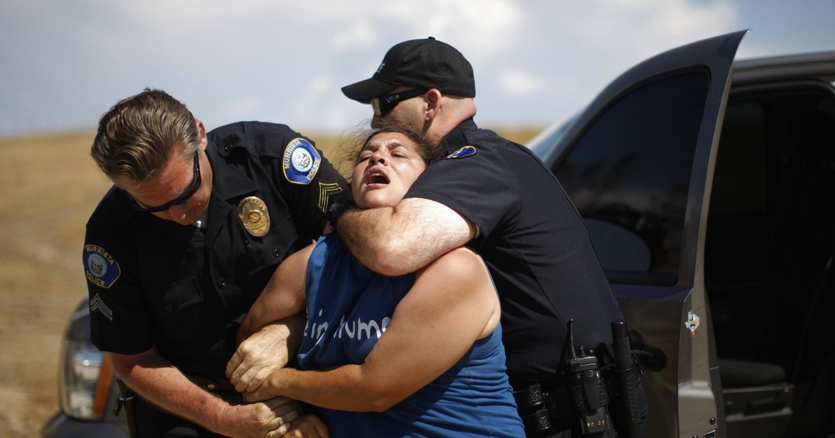 Murrieta Protesters and Supporters Clash, With No Buses in Sight