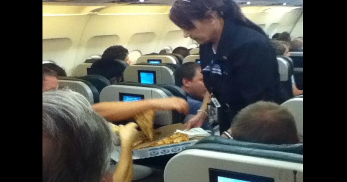Pilot Orders Pizza for Passengers Stuck on Plane
