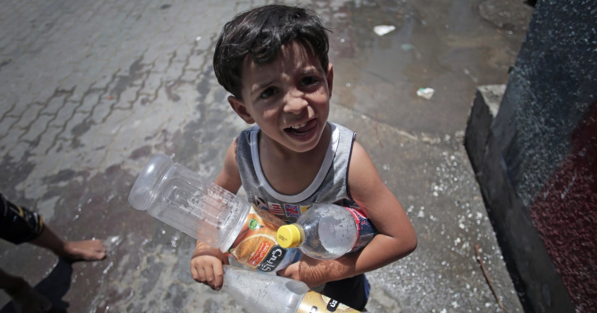 Water 'Catastrophe' Looms in Gaza as Israel Steps Up Airstrikes