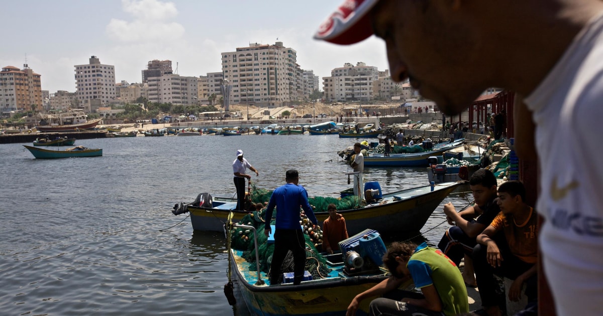 Gaza Fisherman Takes to Sea For First Time in Over a Month