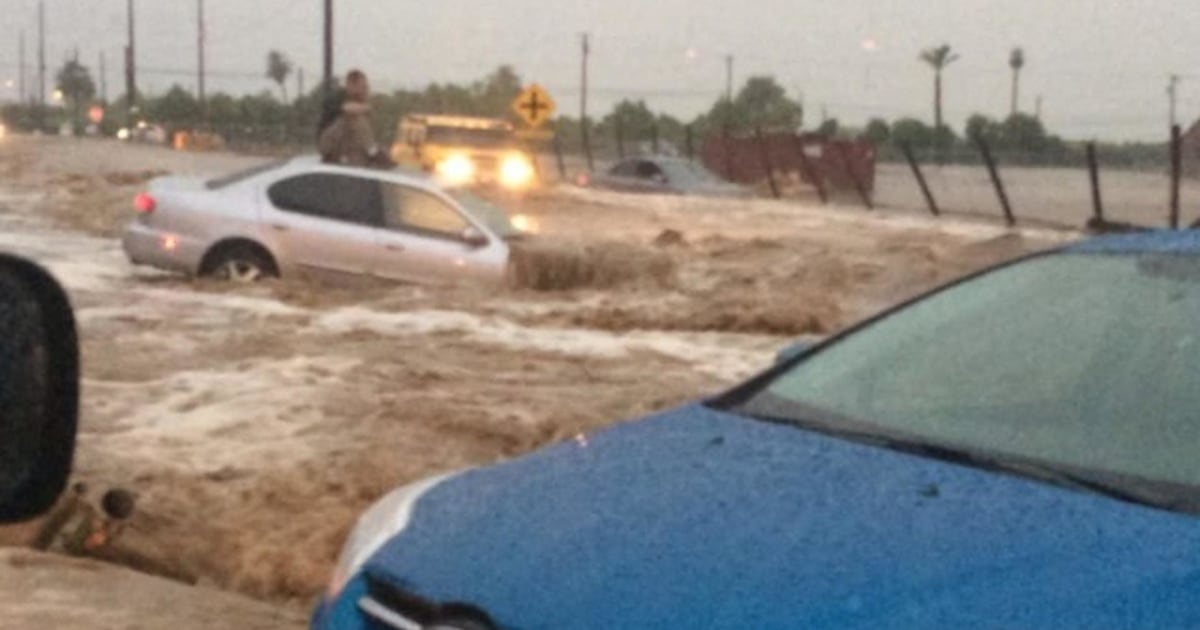Flash Floods in Arizona Strand Motorists, Turn Roads Into Rivers