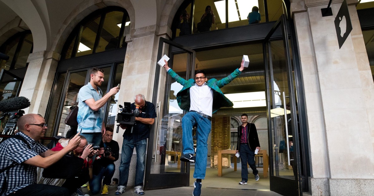 Crowds Worldwide Line Up For Apple's iPhone 6