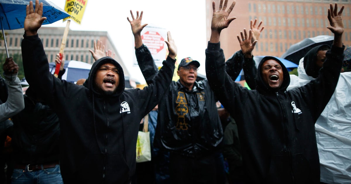 Family of Michael Brown Urge Protesters to Act 'Peacefully, Lawfully'