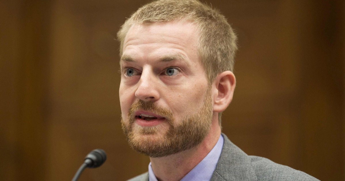 Ebola Survivor Dr. Kent Brantly Donates Blood to Ashoka Mukpo