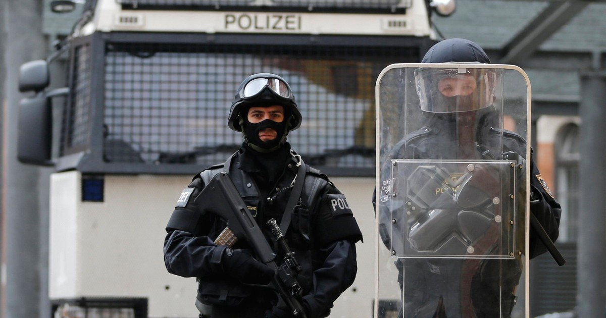 900 Austrian Police Raid Mosques and Homes in Terrorist Search