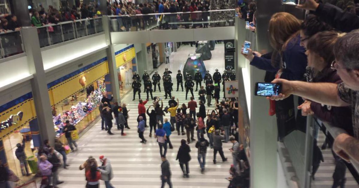 Protesters Mass at Mall of America on Busy Shopping Day