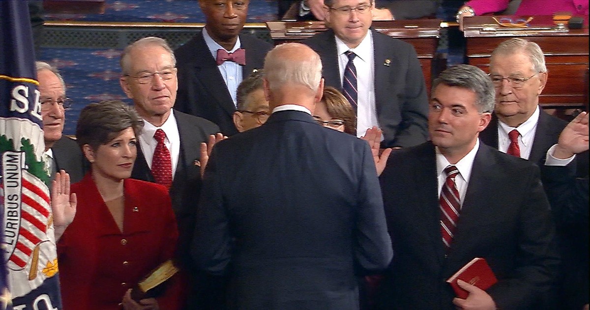 Biden Swears in Senators As 114th Congress Begins