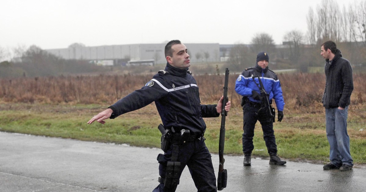 Police Surround Terror Suspects