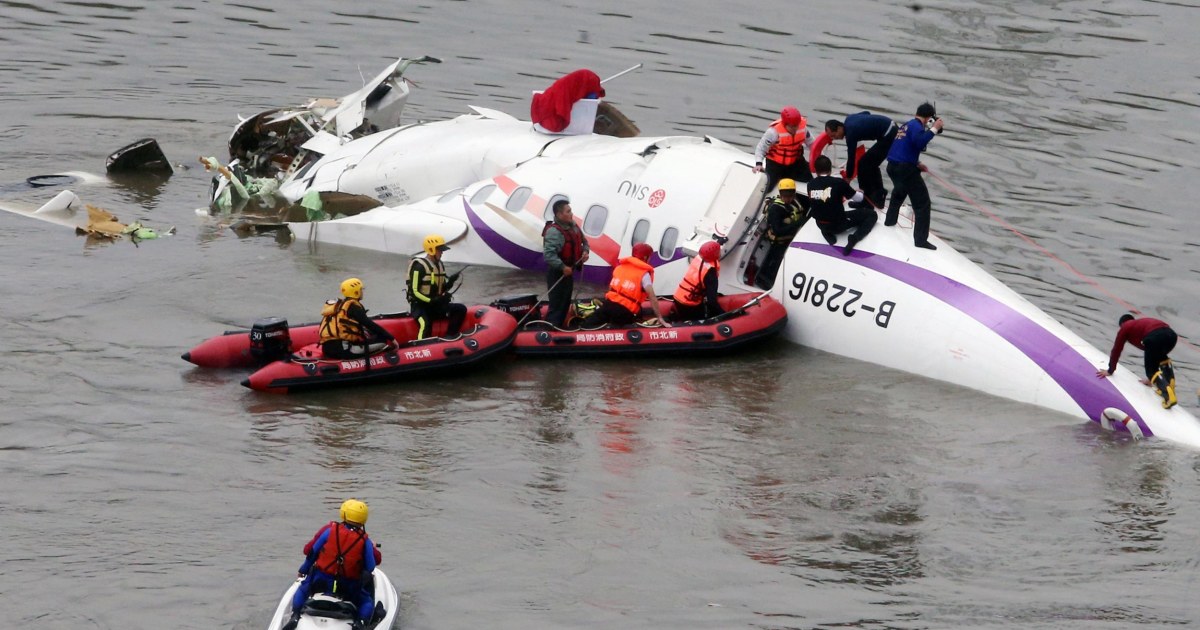 Rescuers Free TransAsia Passengers After Plane Crashes in Taiwan River