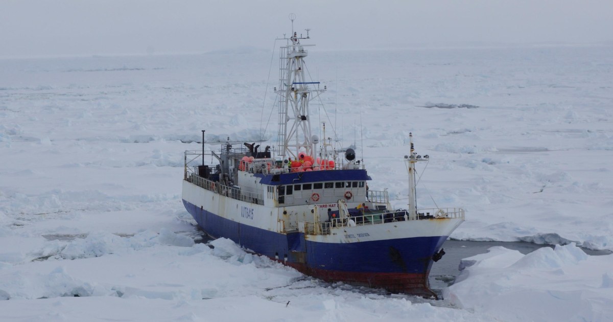 US Icebreaker Polar Star Reaches Boat Trapped in Ice Near Antarctica