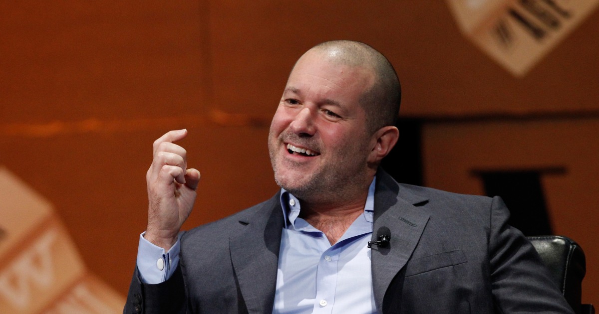 Apple Promotes Tech Guru Jony Ive As Head of Design