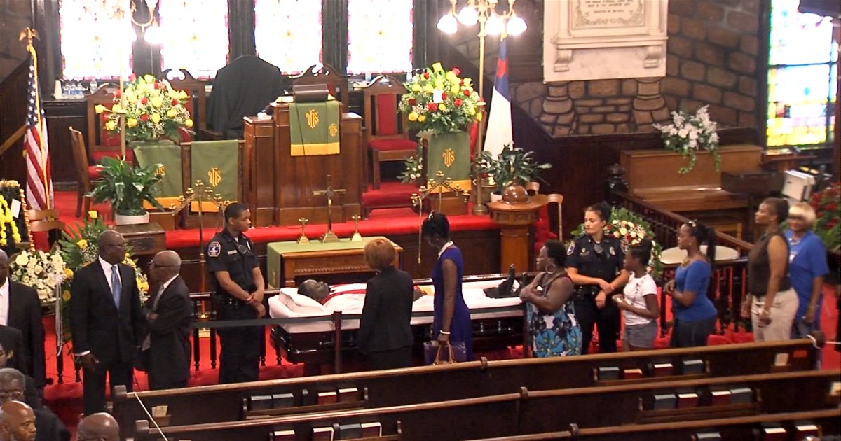 Mourners Pay Respects to Rev. Clementa Pinckney at Charleston's Emanuel ...