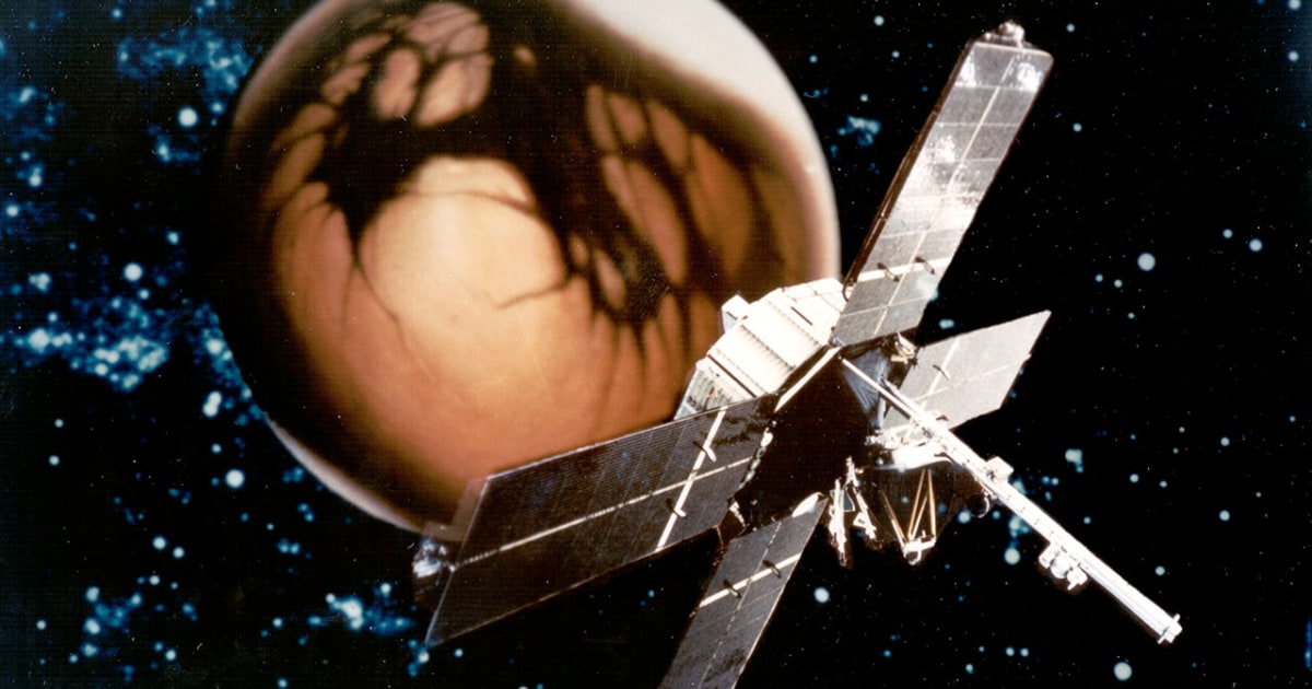 New Horizons Buzzes Pluto 50 Years to the Day After First Mars Encounter